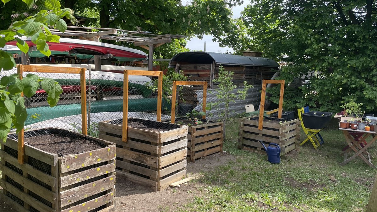 Jugendliche im Internat Hermannswerder bauen Hochbeete | Hoffbauer-Stiftung